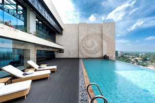 Terraço com espreguiçadeiras