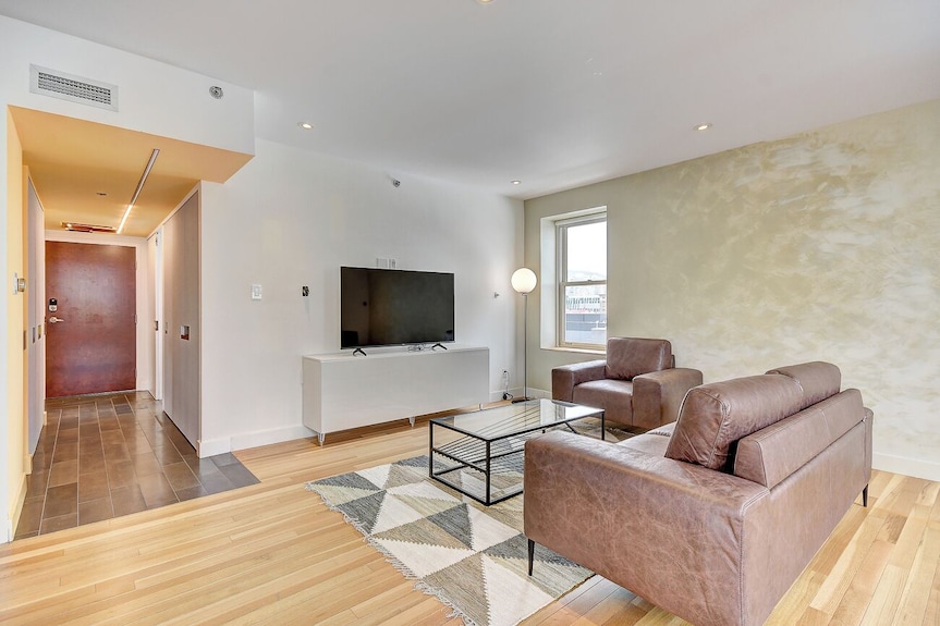 5mn Place Des Arts, Spacious Top Floor Apartment With Parking Space - Quebec