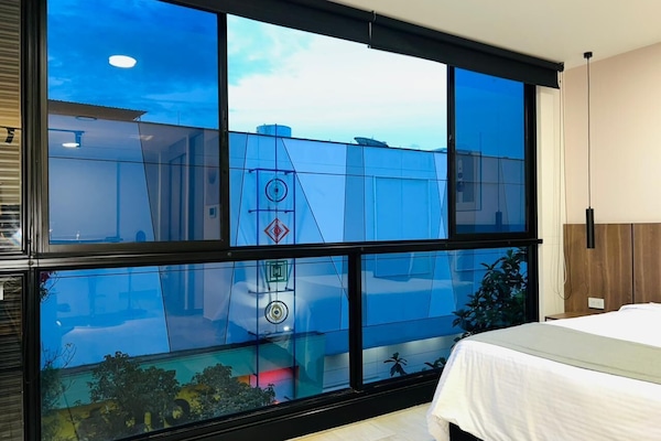 Apartamento luxo, vista para a cidade | Vista do quarto