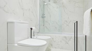 Apartamento | Banheiro | Secador de cabelo, toalhas de banho, sabonete, shampoo