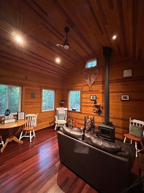 Cozy Private 1 Bedroom & Loft Cabin In The Forest. Rustic With Modern Features. - Pemberton