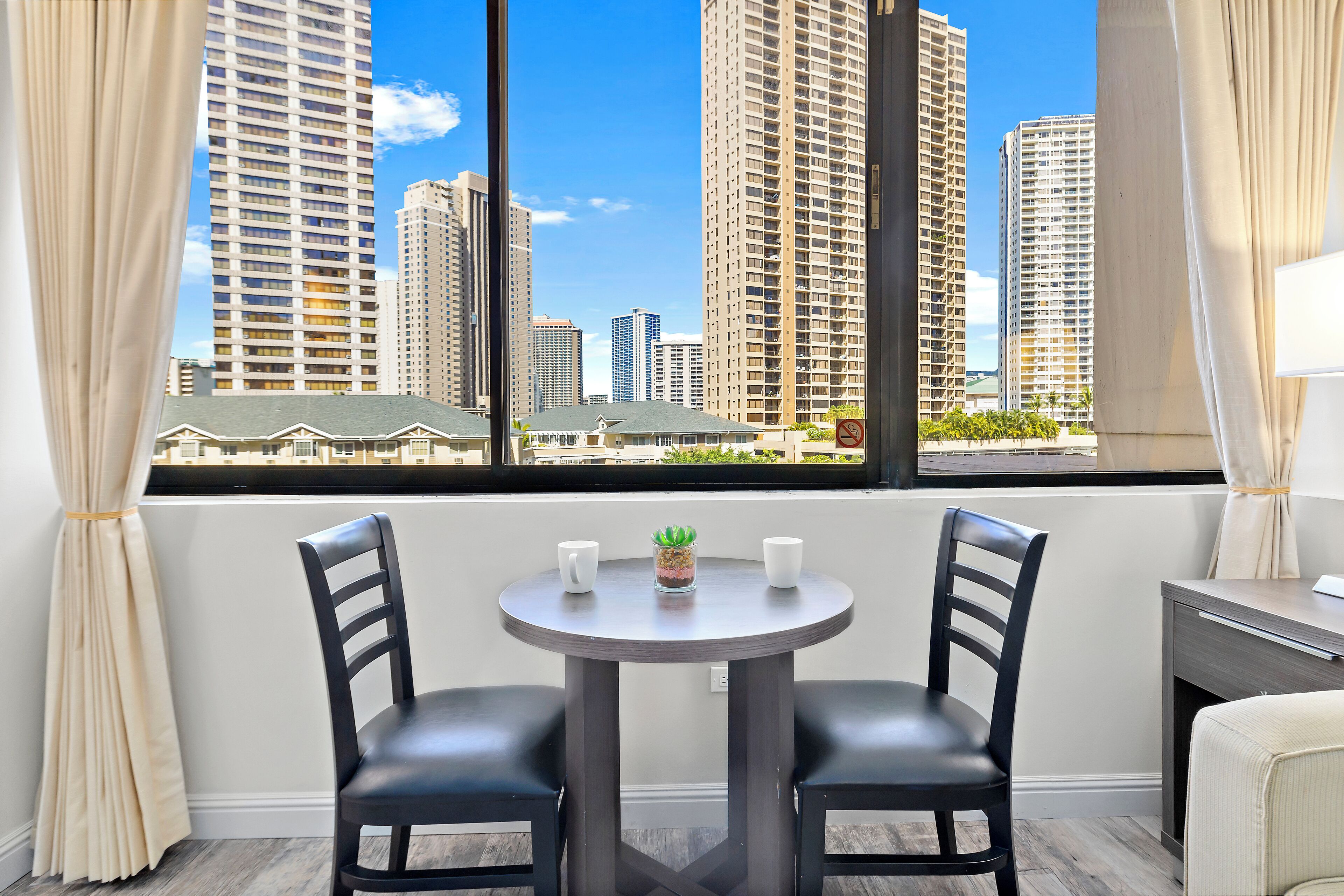 Apartamento em Condomínio Fechado, Vista para a cidade (0128) | Refeições no quarto