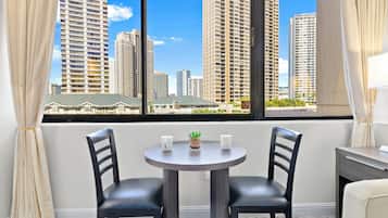 Condo, vista para a cidade (0128) | Opções para refeição no quarto