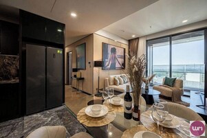 Apartamento Premium, 1 quarto, pátio, Vista para a cidade | Sala de estar | Matraquilhos, livros, biblioteca musical 