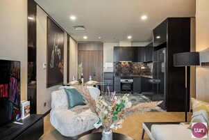 Uma sala de estar moderna com um sofá, uma mesa de centro e um vaso decorativo.