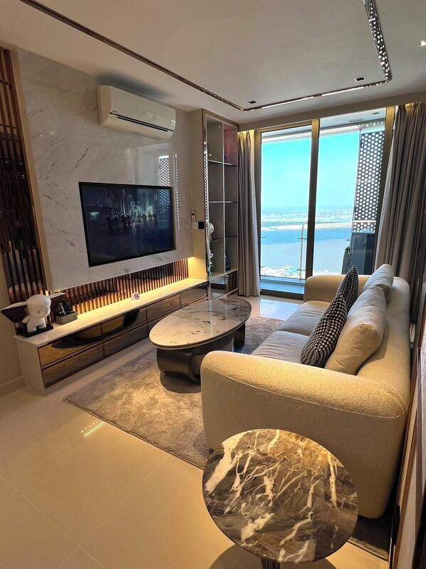 Quarto Superior | Sala de estar | Televisor de ecrã plano de 55 polegadas com canais por cabo