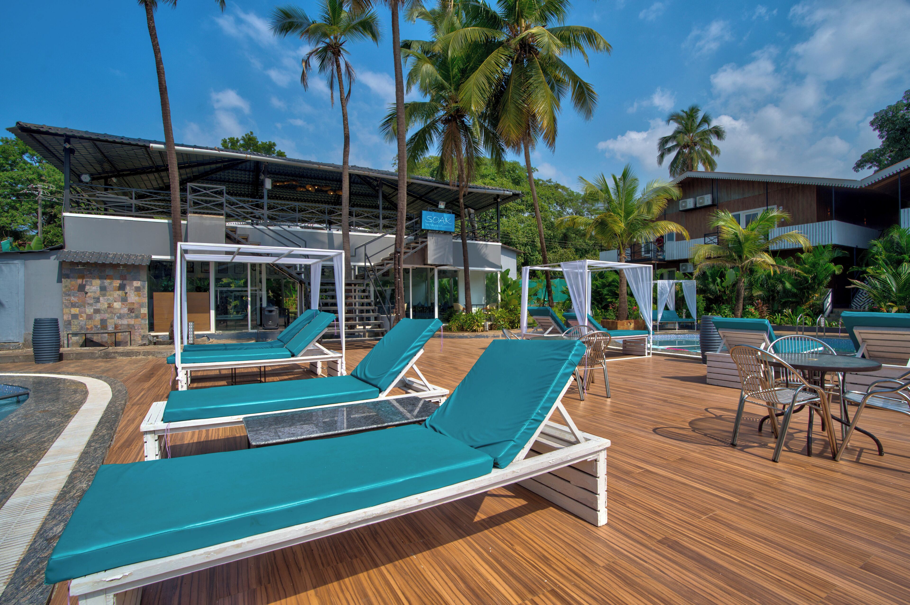 13 piscinas interiores, piscina exterior 