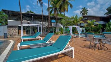 13 piscinas interiores, piscina exterior