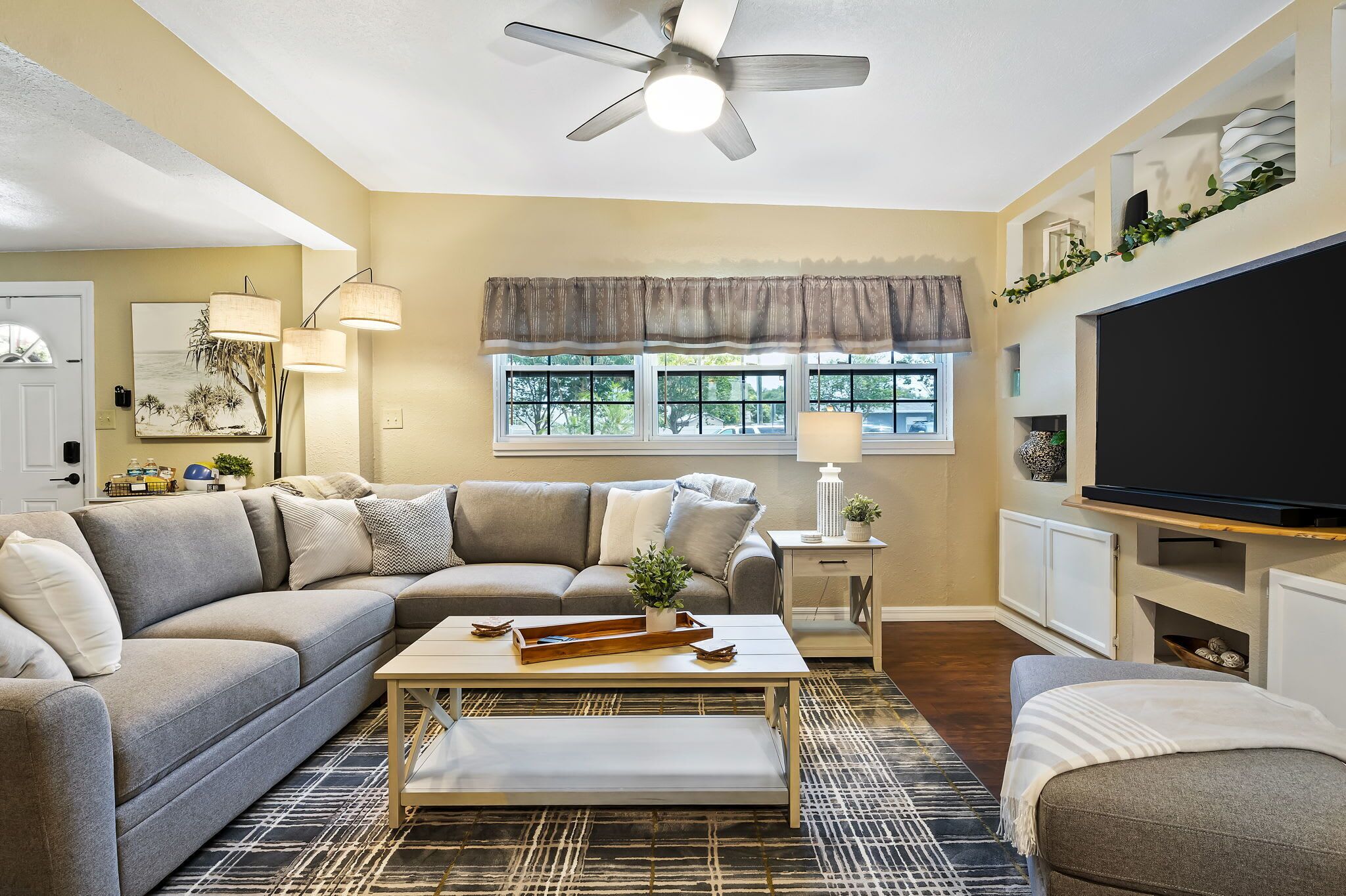 7 Min To Beach ~ Pool, Bbq & Games Getaway - Madeira Beach, FL