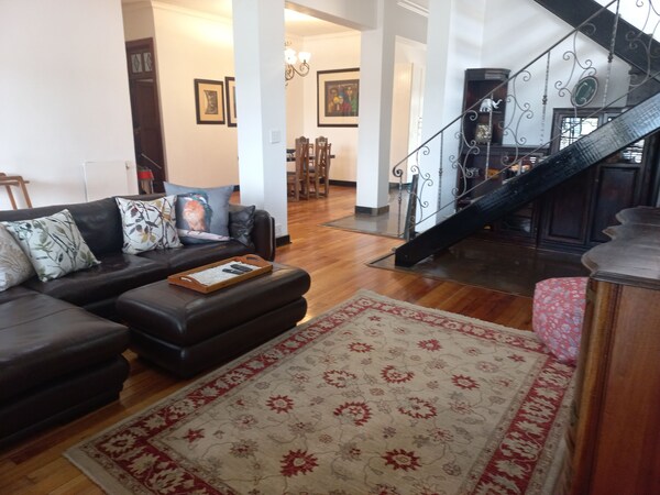 Jakes's Place Modern Comfortable & Sunny 3-bedroom House In Kensington - Johannesburg