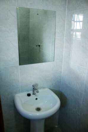 Um polibã, toalhas fornecidas, sabão, champô 