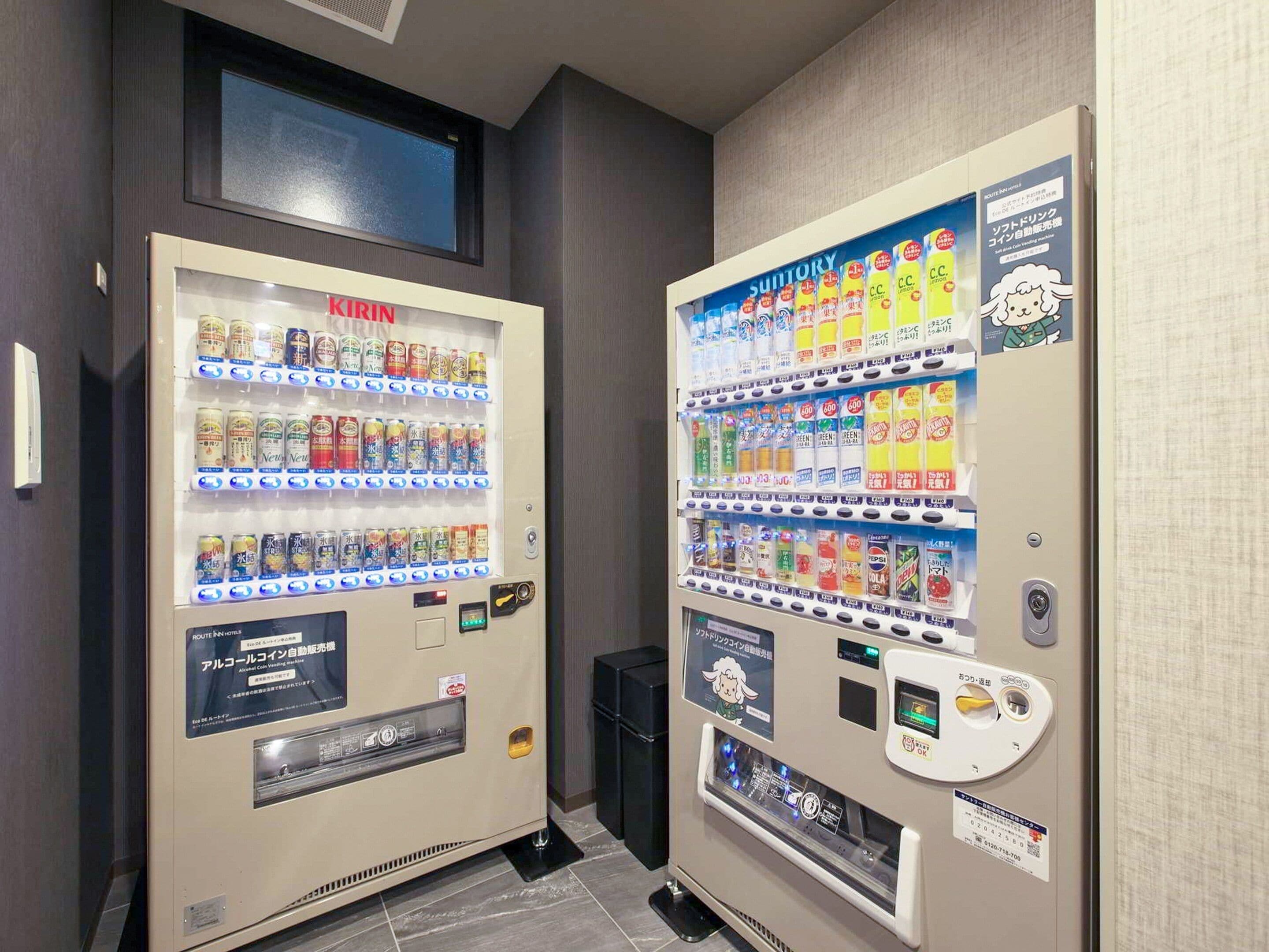 Duas máquinas de venda automática com diversas bebidas e lanches.