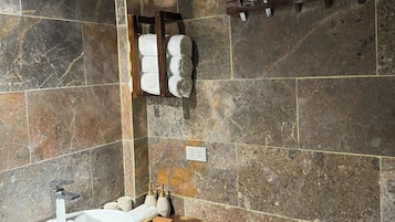 Produtos de toalete grátis, secador de cabelo, toalhas de banho