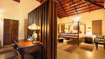 Paddy View Luxury Villa with Balcony | Ferro/tábua de engomar, Wi-fi grátis