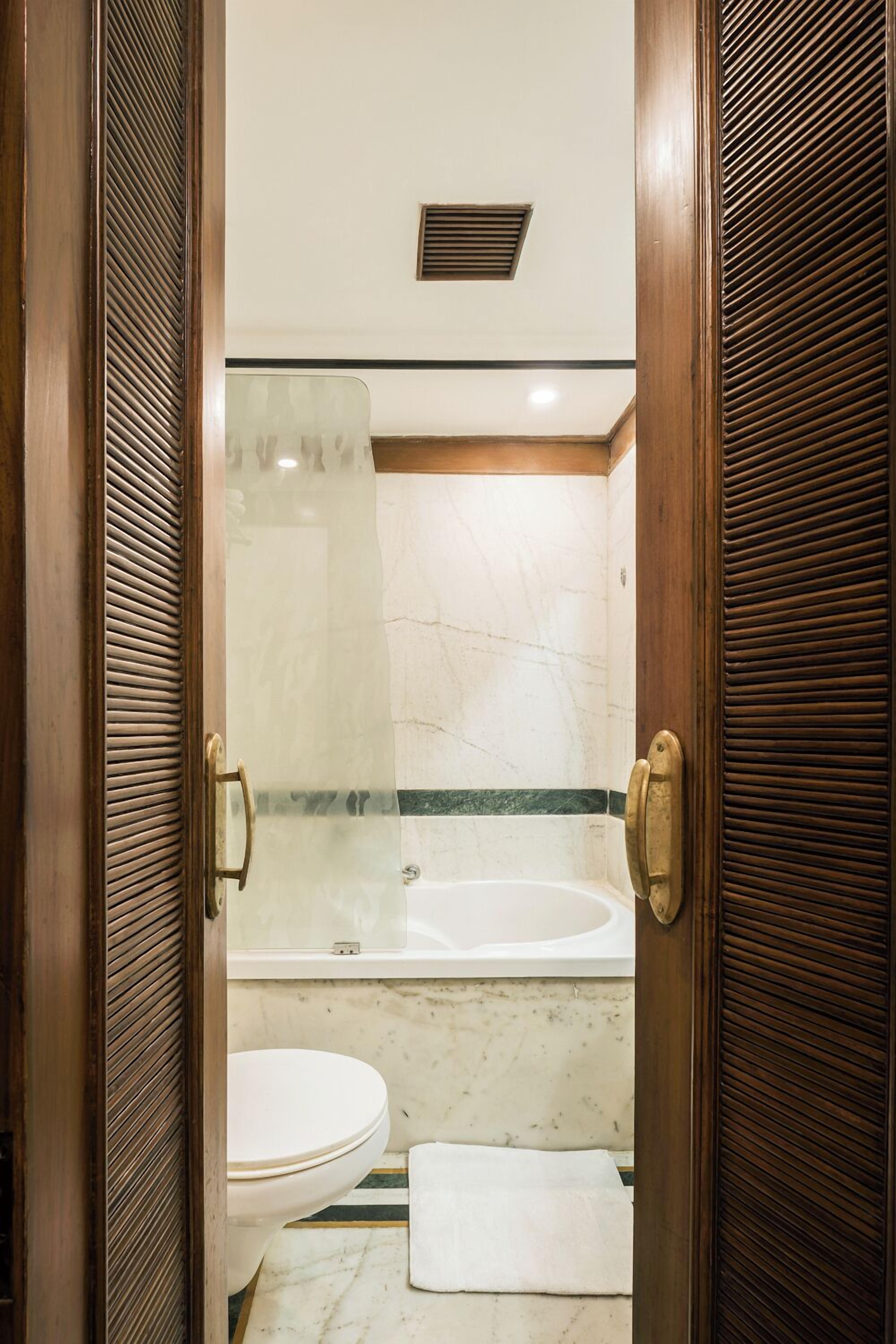 Suite-Estúdio de Luxo | Casa de banho | Um polibã, sabão, champô, papel higiénico 