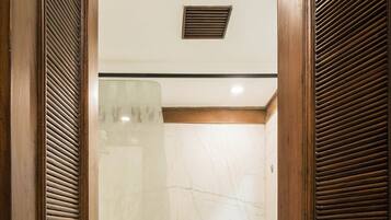 Suite-Estúdio de Luxo | Casa de banho | Um polibã, sabão, champô, papel higiénico