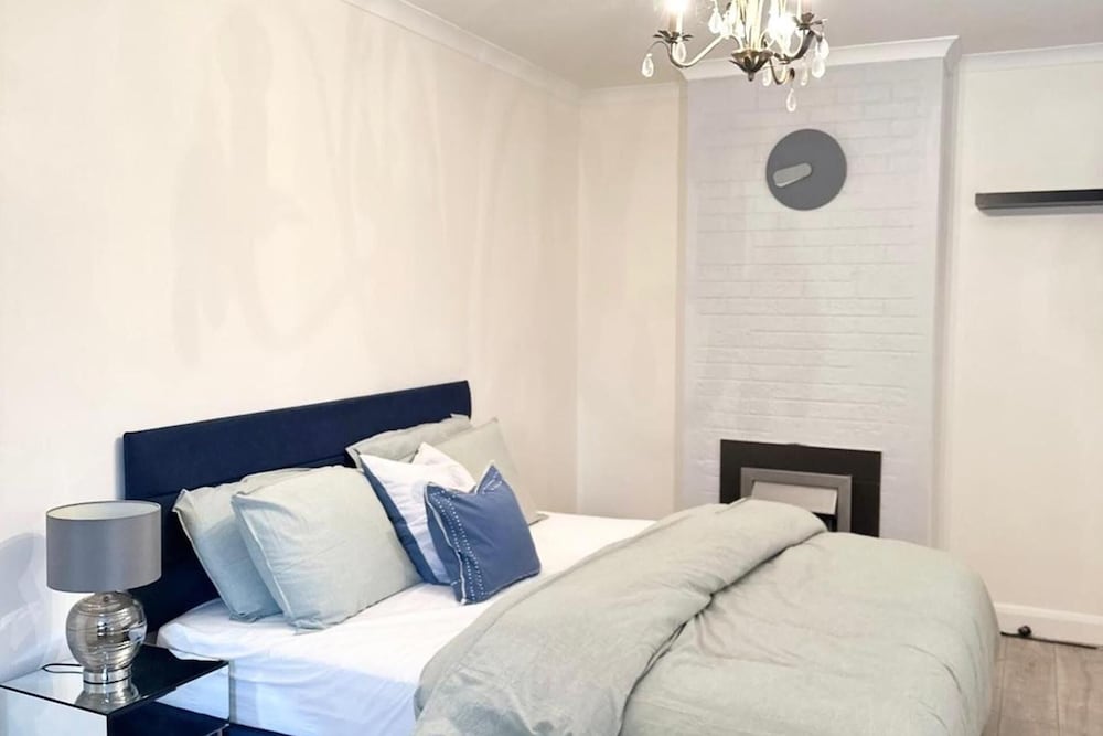 4 Bed House-garden-parking-15 Min Elizabeth Line - Ilford