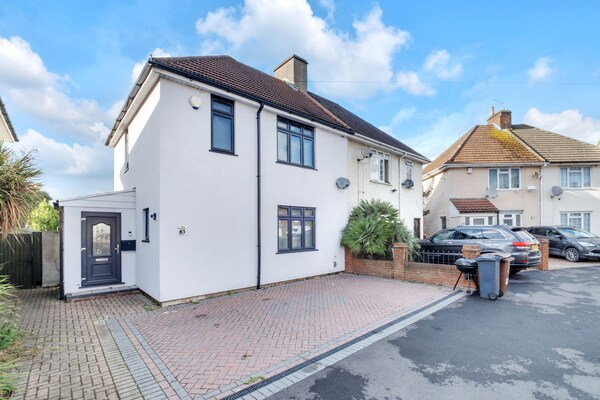 4 Bed House-garden-parking-15 Min Elizabeth Line - Dagenham