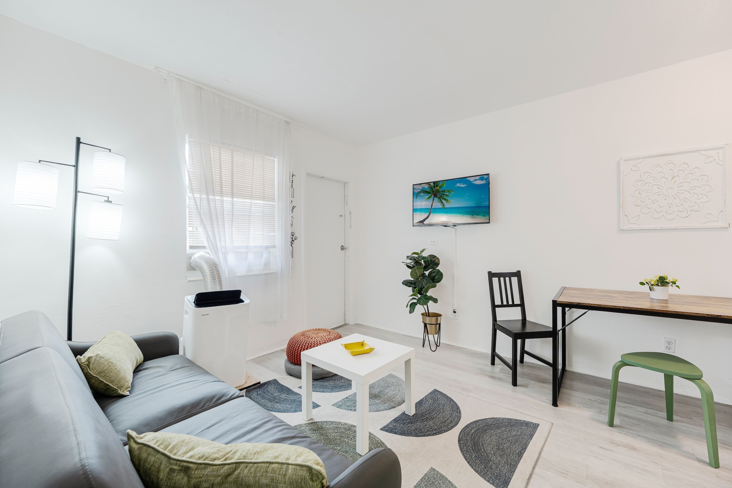 Stay In This Bright And Modern 1br In Little Havana, Featuring Stylish Décor, A Cozy Living Room, And A Welcoming Dining Area. Walk To Calle Ocho Cafés, Murals, And Music, And Reach Brickell In Minutes. Perfect Miami Base For Couples Or Solo Traveler - Doral, FL