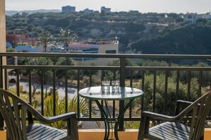 Studio with Garden or Pool View | Vista do quarto