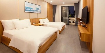 Quarto Quádruplo Deluxe, varanda, Vista para a cidade | Cofre no quarto, secretária, ferro/tábua de engomar, Wi-fi grátis 