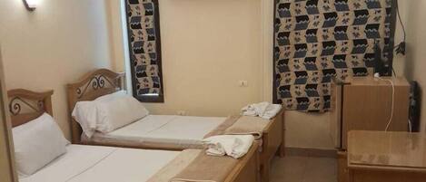 Quarto Triplo Comfort, casa de banho privativa | Cofre no quarto