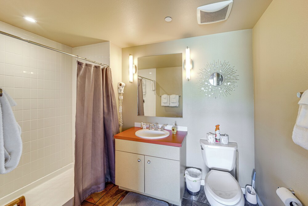 Walk To The Lake: Chelan Condo W/ Mtn Views! - Daroga State Park, Orondo