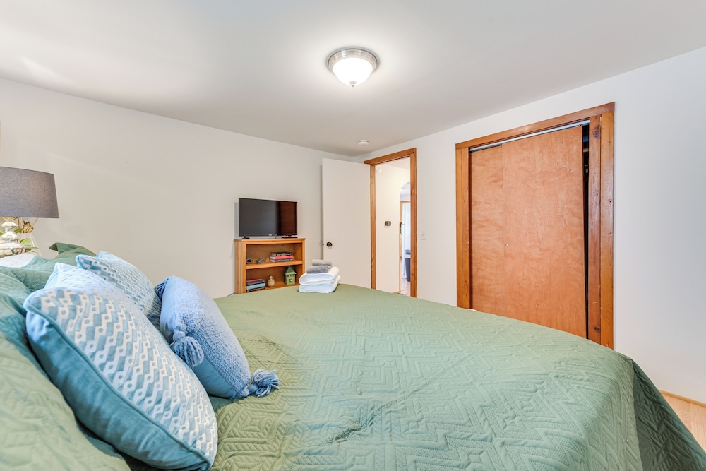 Hike, Ski & Ice Fish! Cozy Bungalow In Cedar - Suttons Bay, MI