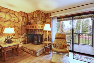 Apartamento em Condomínio Fechado, 2 quartos | Sala de estar | Smart TV 