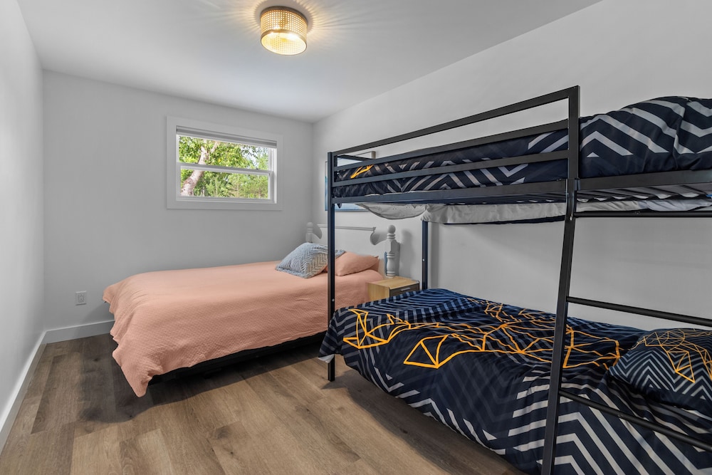 3-bedroom cabin on Horsechops Pond, Cape Broyle with Hot tub, AC, WiFi ...