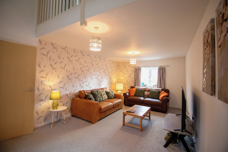 Augusta House - Andover - Large 4 Bedroom With Garden, Near Centre - Andover, KS