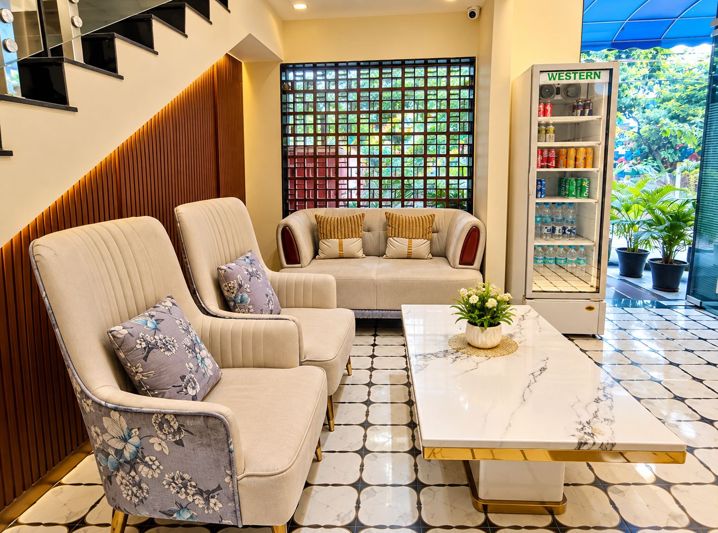 Um lobby moderno com um conjunto de sofás, uma mesa de centro de mármore e um refrigerador para bebidas com a etiqueta 'WESTERN'.