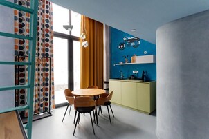 Apartamento urbano, vista para o pátio | Área de estar | TV de tela plana