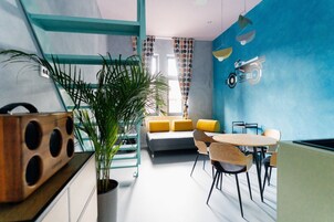 Apartamento urbano, 1 cama de casal | Área de estar | TV de tela plana