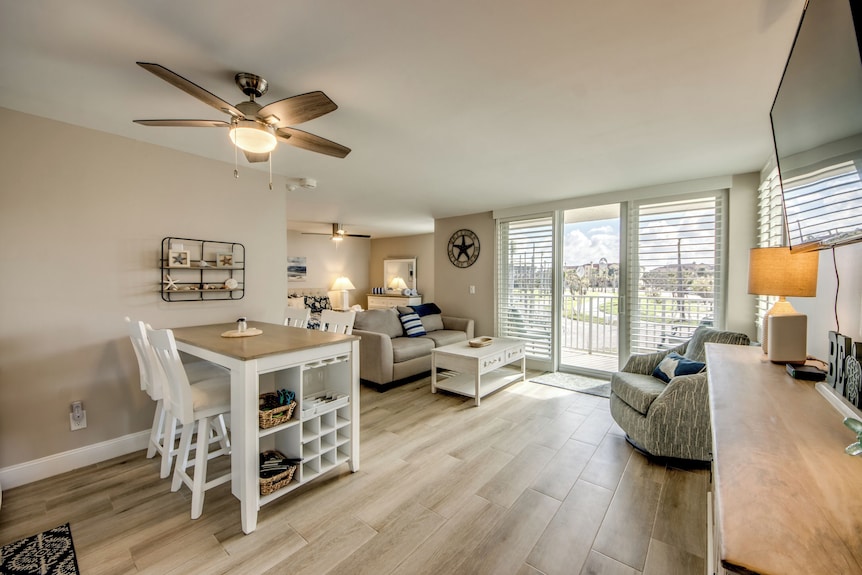 Beachside Condo & Great Amenities! Estero Beach & Tennis Club #101b - Fort Myers Beach, FL