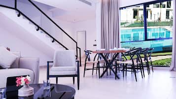 Villa, 2 quartos, varanda | Sala de estar | Smart TV de 50 polegadas com canais via satélite