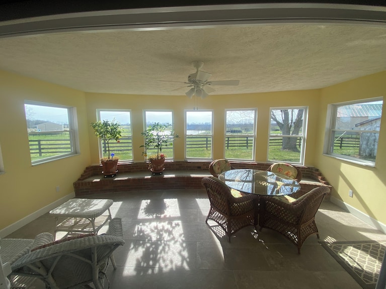 Beautiful 4-bedroom Farmhouse In Lexington. Huge Living Room/kitchen. - Lexington, KY