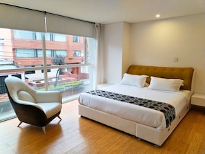 Suíte | Escrivaninha, espaço de trabalho para notebook, cortinas blackout