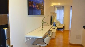 Suíte estúdio | Escrivaninha, espaço de trabalho para notebook, cortinas blackout