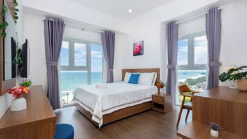 Apartamento Royal, 2 quartos, vista para a praia | 2 quartos, roupa de alta qualidade, edredões de penas