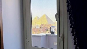 Vista pela janela das pirâmides.