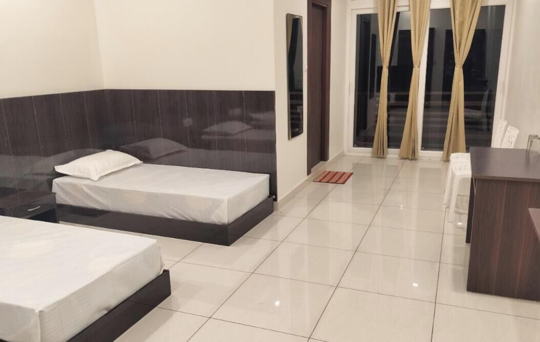 Quarto triplo | Roupas de cama premium, camas com colchões pillow-top, escrivaninha