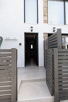 Terraço com espreguiçadeiras