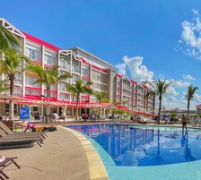 Piscina interna, 5 piscinas externas, guarda-sóis, espreguiçadeiras