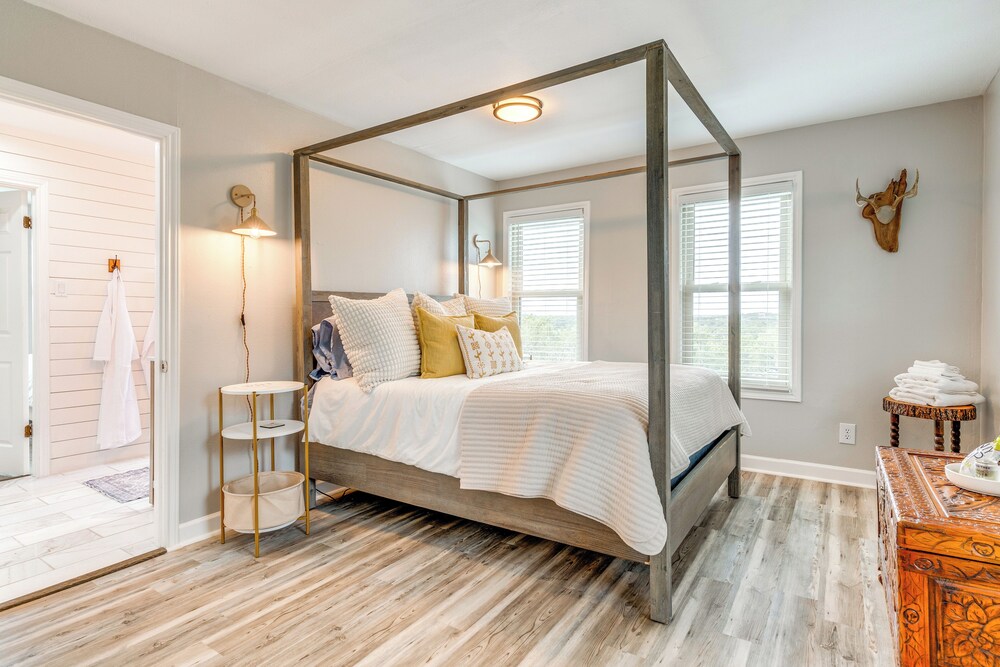 Near Lake Travis - Home w/ Decks & Yard! - Cardinal Hills Estates | Abritel