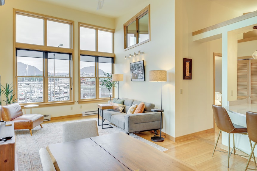 Custom Harborside Loft In The Heart Of Ketchikan - Ketchikan, AK