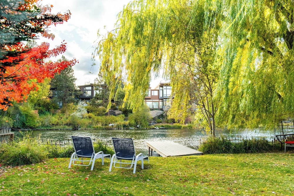 Riverfront Bend By Avantstay Private Dock, Large Yard W/ Views, Hot Tub - Bend, OR