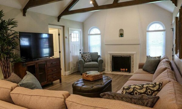 Designer Decorated 6 Bedroom Pool House - Orange, CA