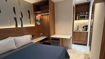 Cofres nos quartos, cortinas blackout, quartos à prova de som