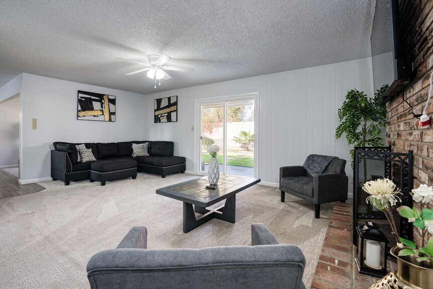 Charming 3-bedroom + Den House With Ac And Wifi In Awesome North Fresno. - Fresno, CA
